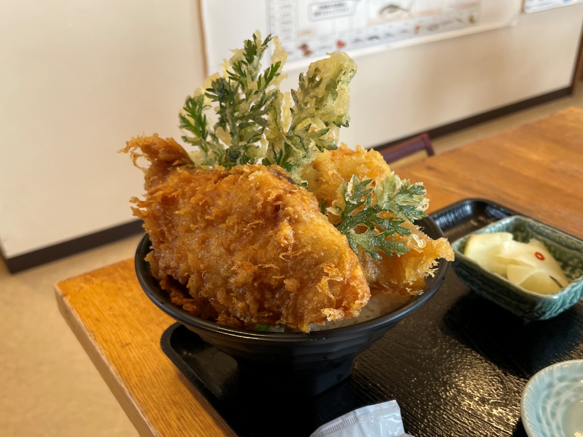 亘理町の『魚屋hide菊地食品』で盛りが豪快すぎる荒浜平目天丼を喰らう！ | JIMOHACK 宮城県版